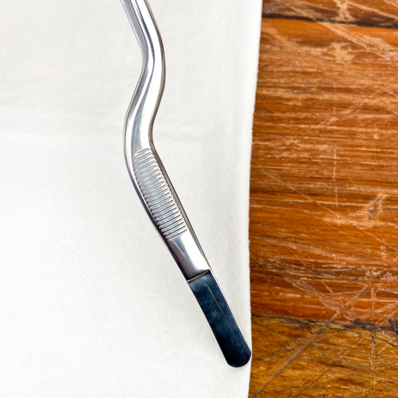 Angled straightening tongs