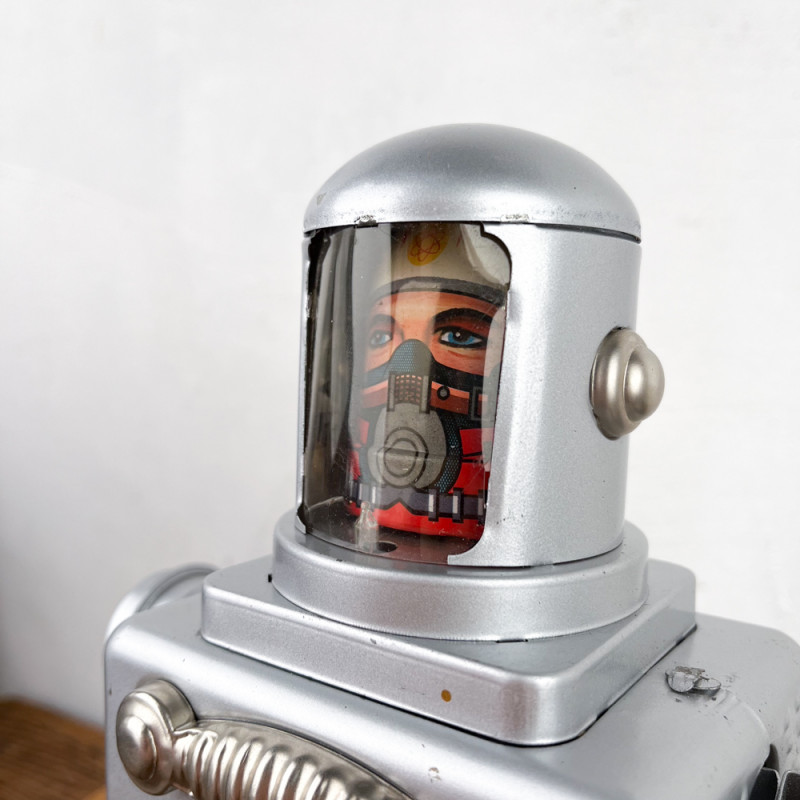 Giant spaceman robot