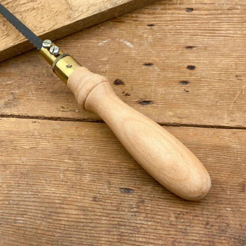 Reciprocating saw with retractable blade