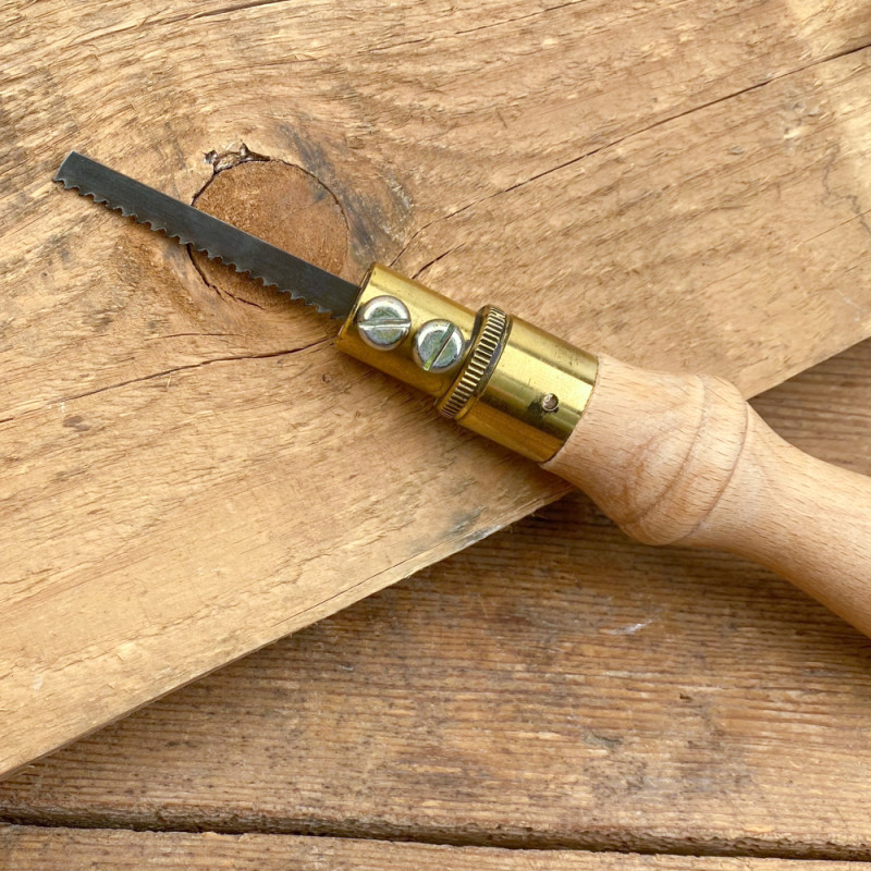 Reciprocating saw with retractable blade