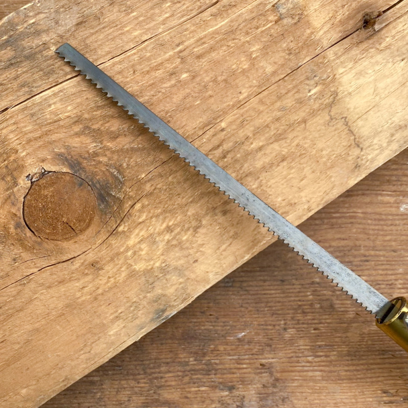 Reciprocating saw with retractable blade