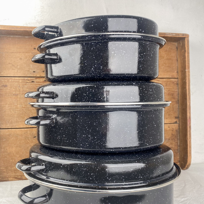 Oval enamel pot