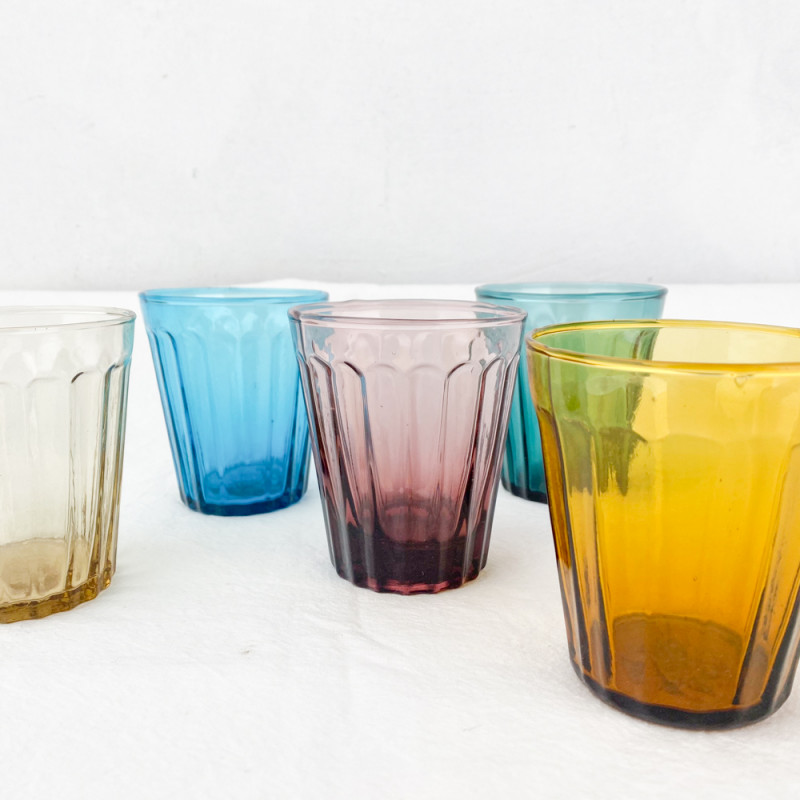 Verre coloré à facettes