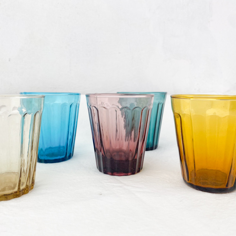 Verre coloré à facettes