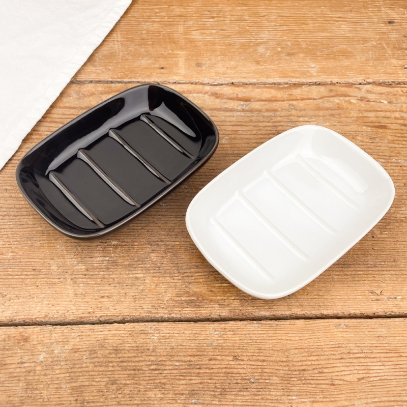 Ribbed porcelain soap dish