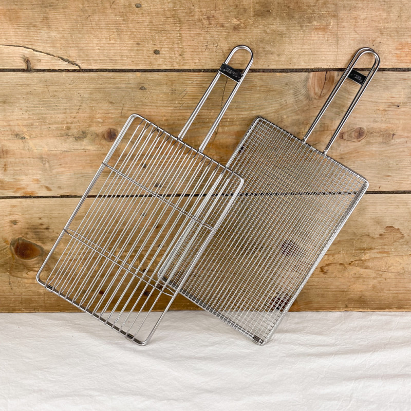 Double grill for barbecue