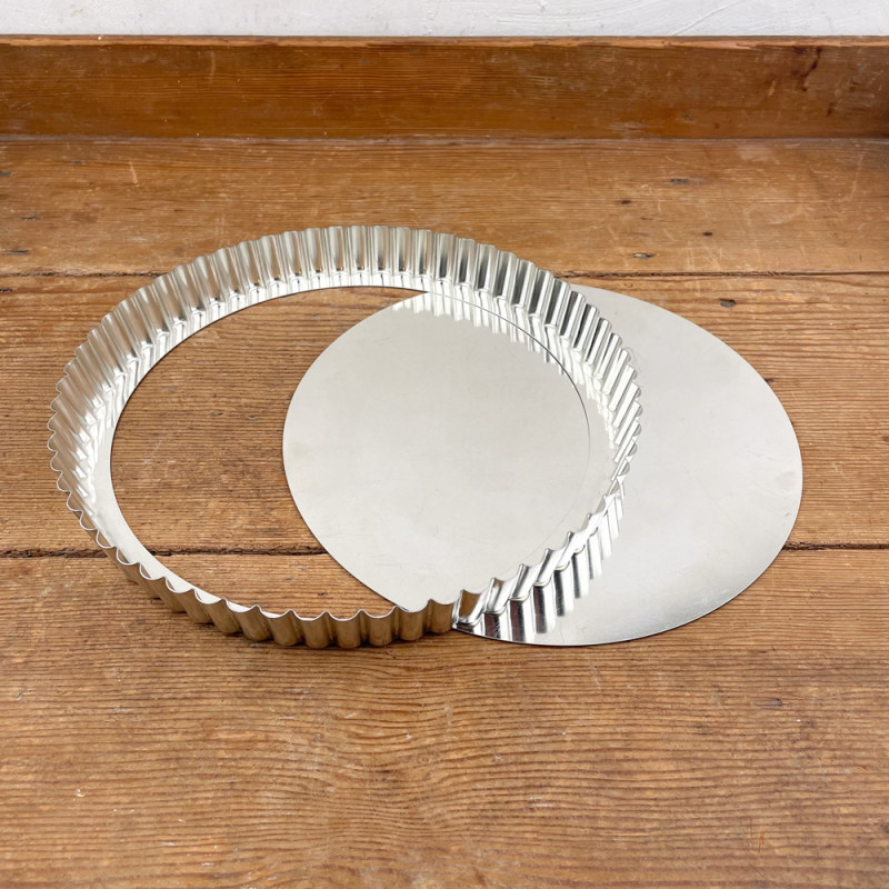 Tin pie mold with movable bottom