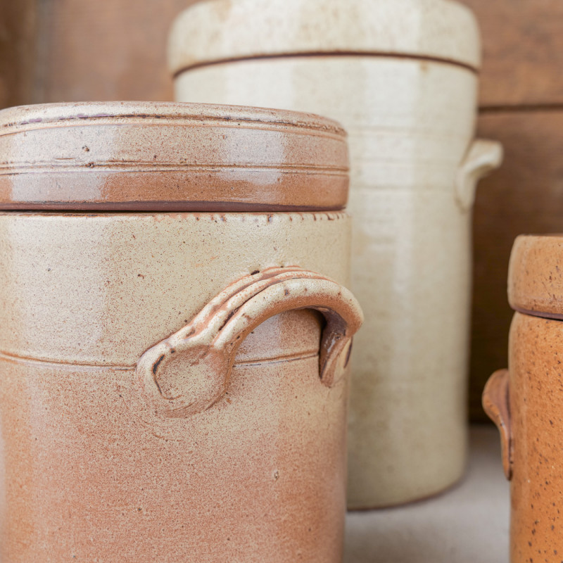 Pot en grès avec couvercle