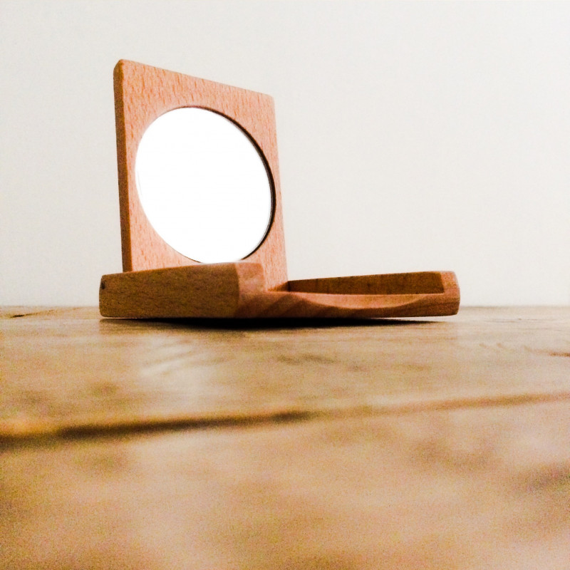 Folding pocket mirror