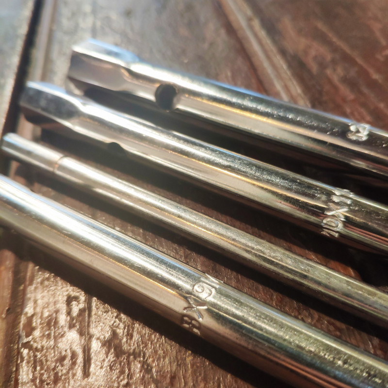 Set of 3 keys for taps